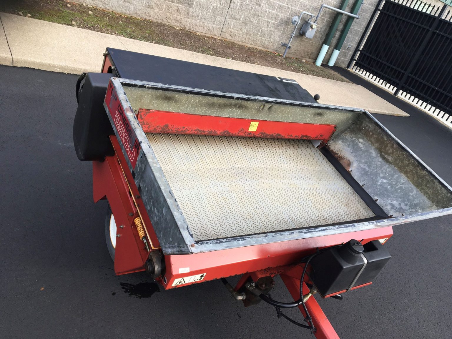 Toro 2500 Top-Dresser - Cutter Online